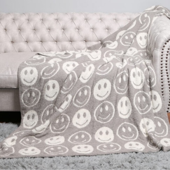 Comfy Luxe | Bedding | Comfy Luxe Smiley Gray Ivory Blanket | Poshmark